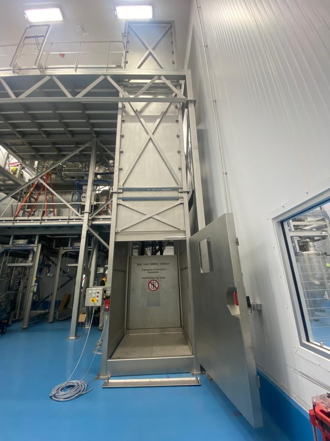 Dinnissen introduces its own stainless steel lift for pallets, IBCs ...